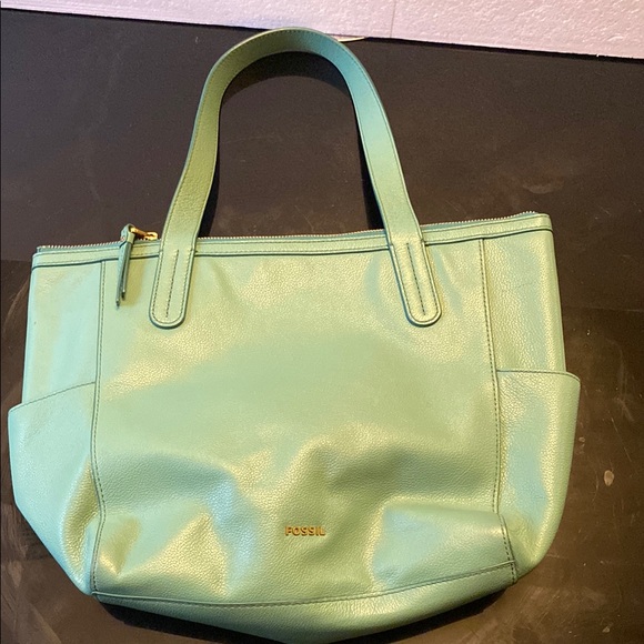 Fossil | Bags | Fossil Green Leather Tote Bag With Minimalist Design ...